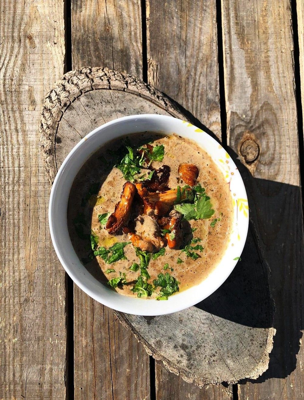 Soppsuppe med aromasopp og smørstekte kantareller | Sulten